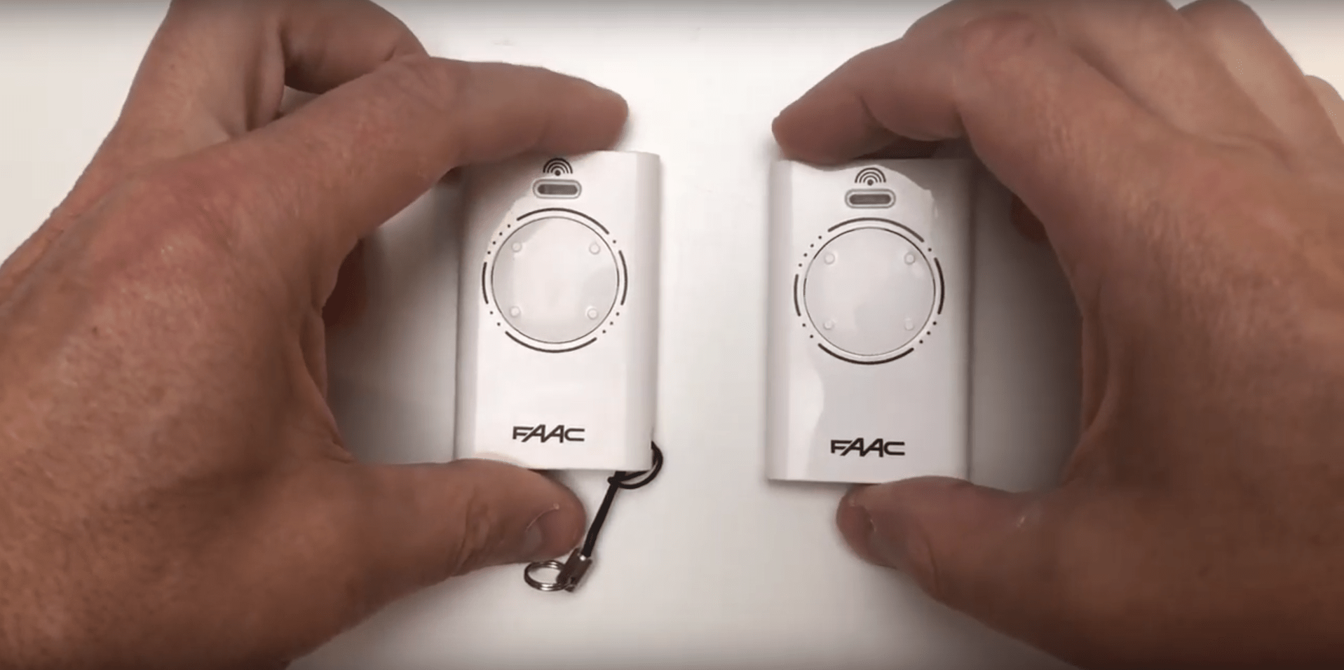 Présentation de la télécommande FAAC XT4 868 SLH, un modèle de la marque FAAC - | LeTranfo